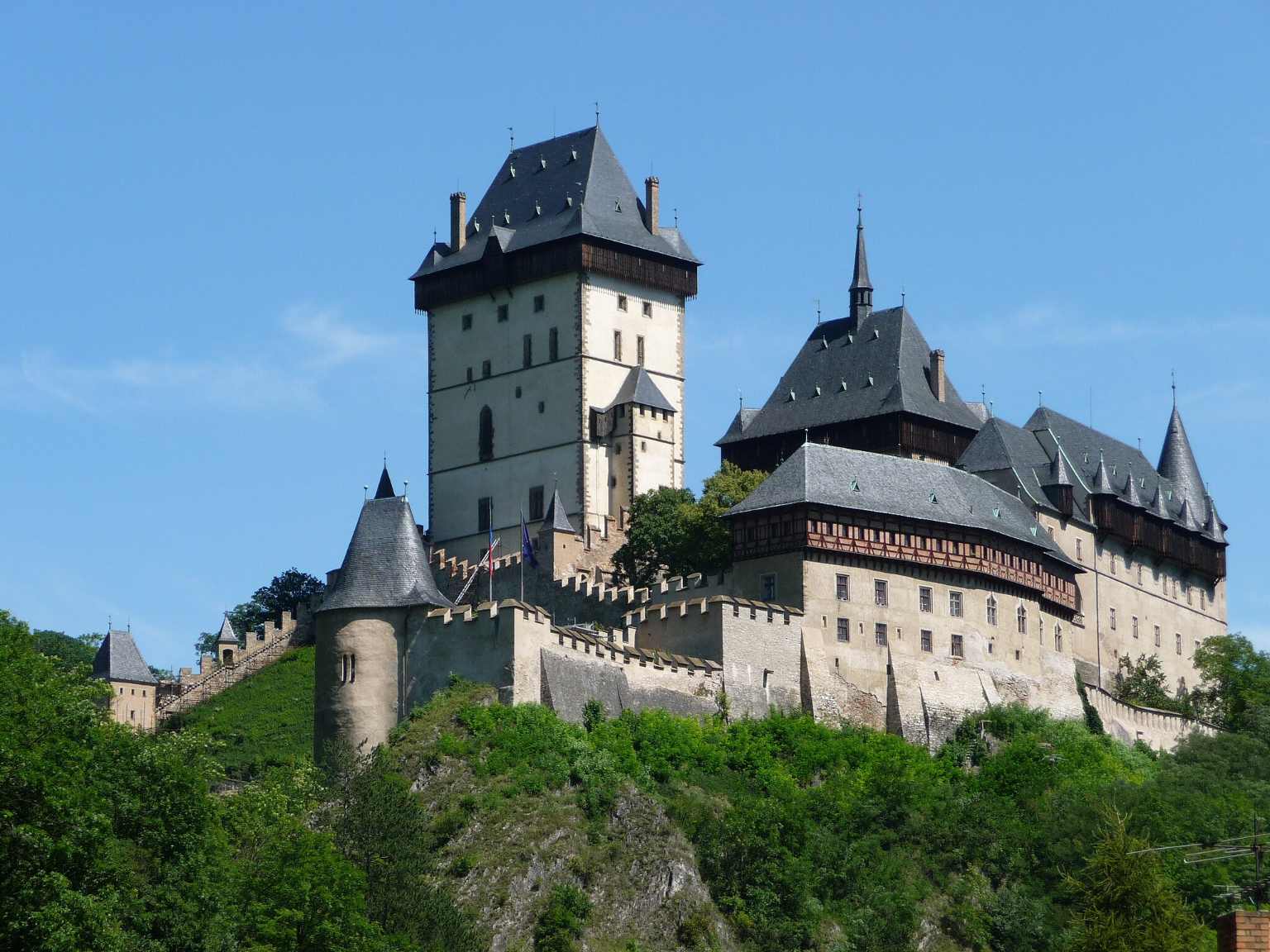 Největší realitní podvod v našich dějinách: Prodal Karlštejn i ...