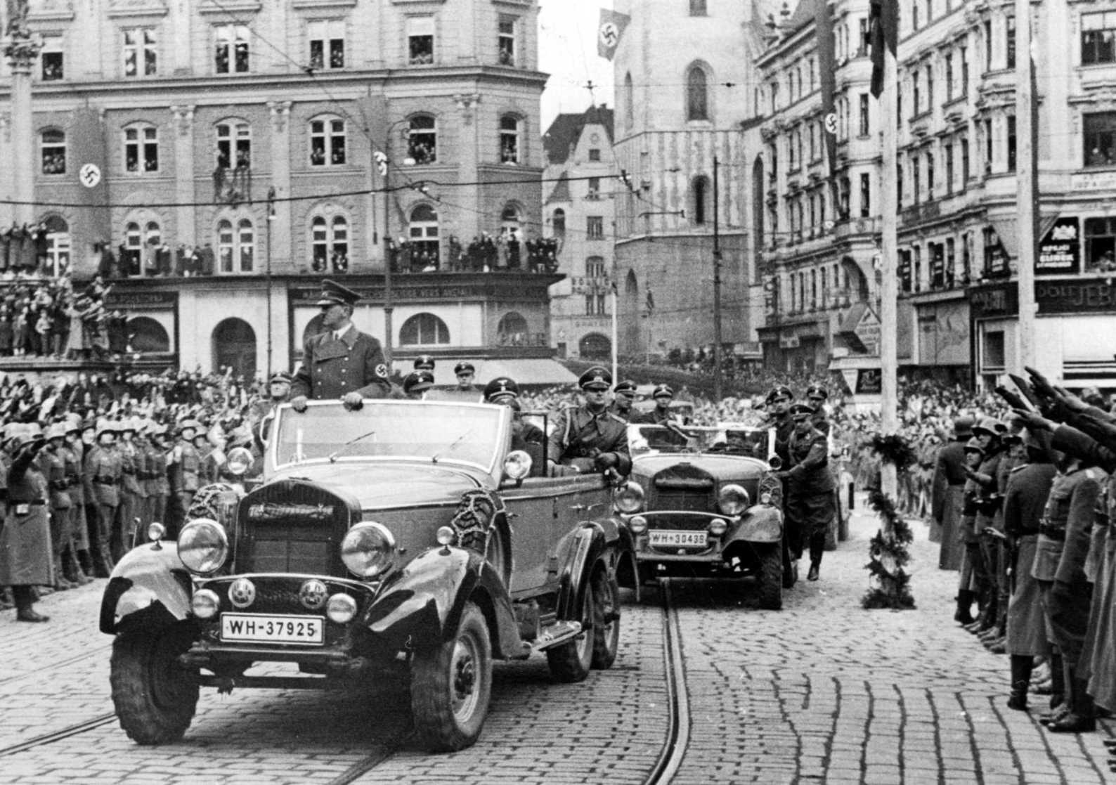 Adolf Hitler přijel před 87 lety do podrobeného Brna. Náměstí Svobody ...